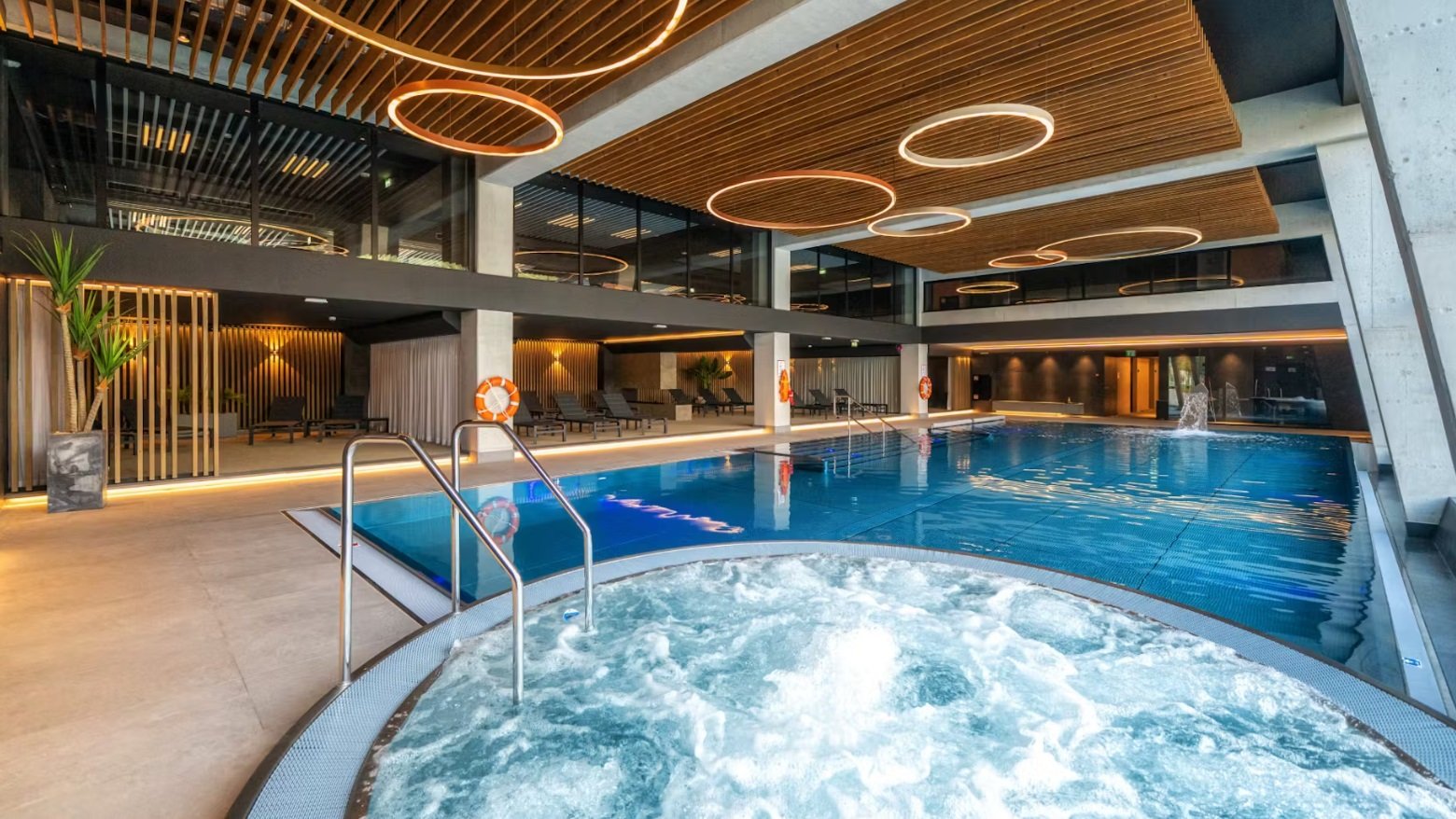 TOP pięć hoteli w świetnych lokalizacjach z basenem i SPA. Teraz ...