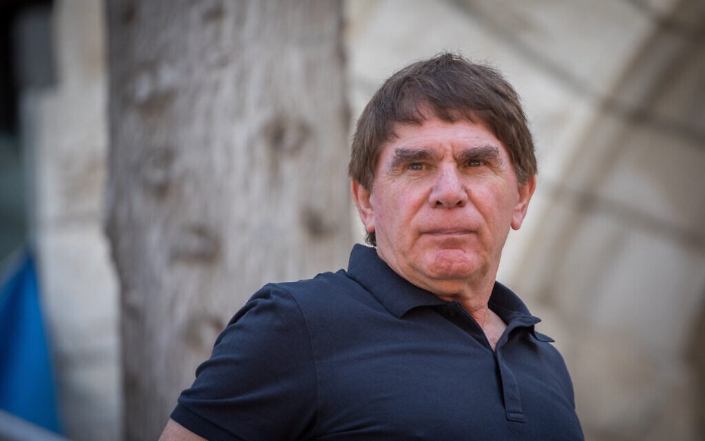 AI helps veteran Israeli TV reporter return to the air after disease ...