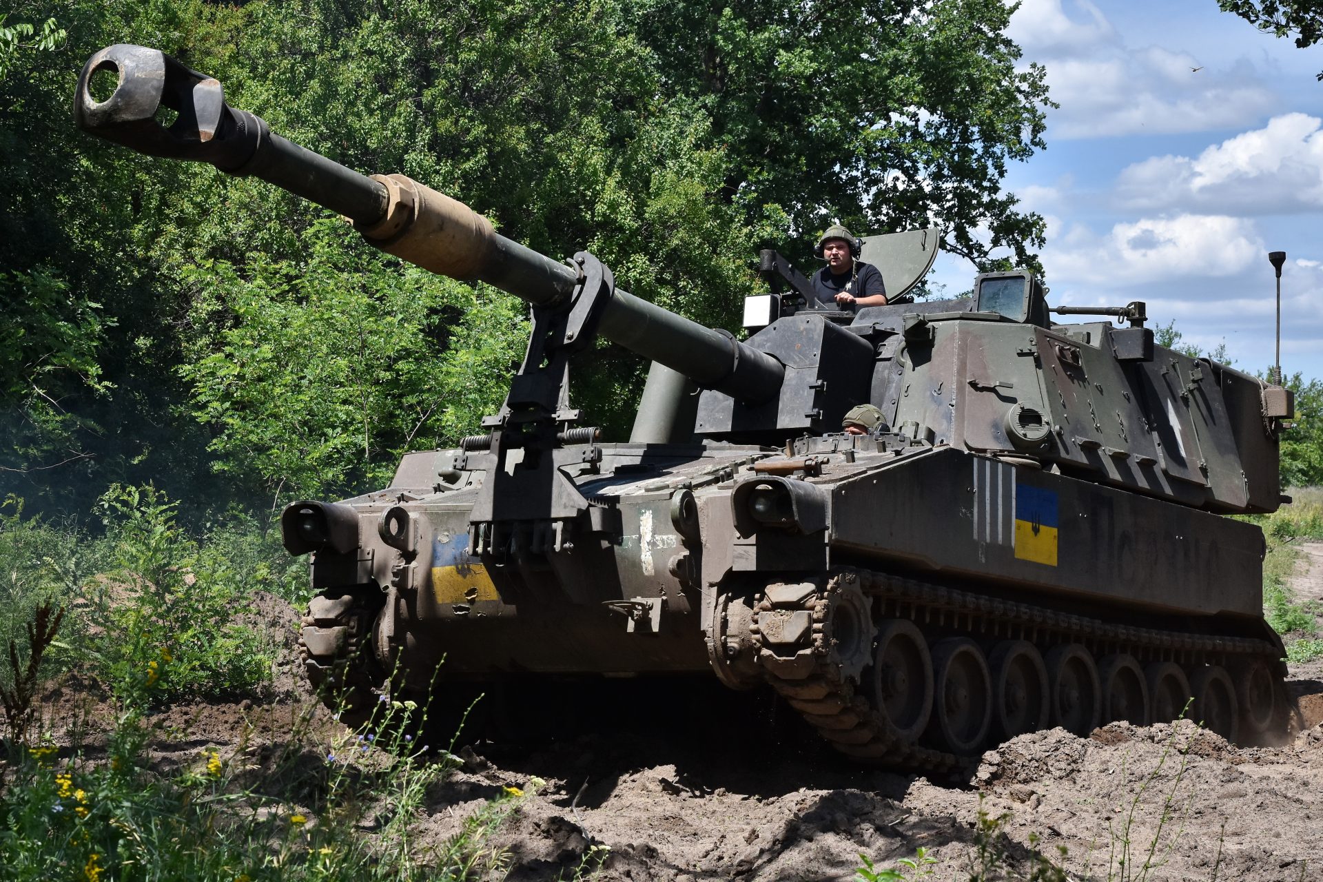 The M109A6 Paladin is a powerful US artillery gun helping Ukraine ...