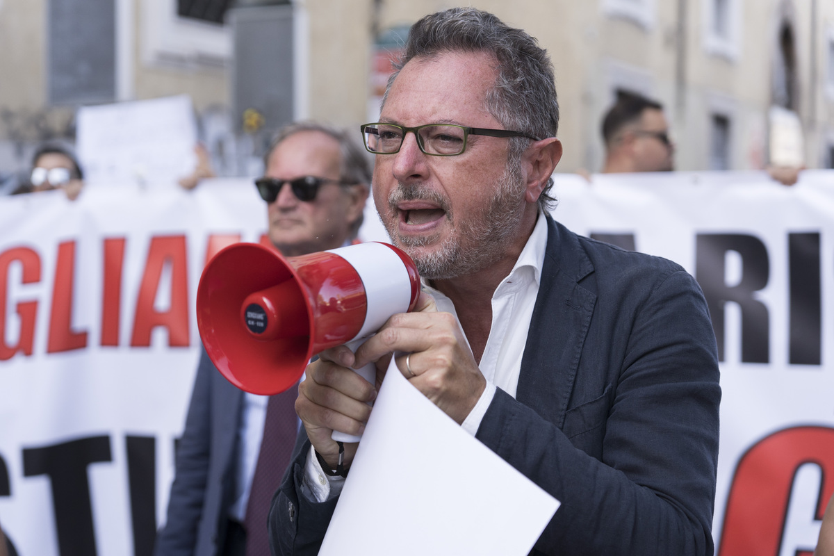 Chi è Francesco Emilio Borrelli, il deputato AVS che ha denunciato la ...