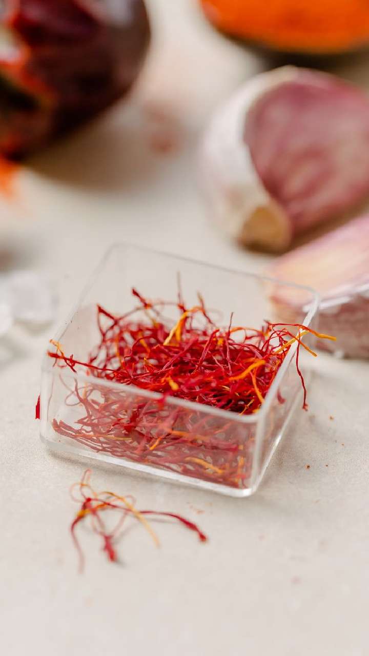 6 Health Benefits Of Drinking Saffron Milk For Vitality