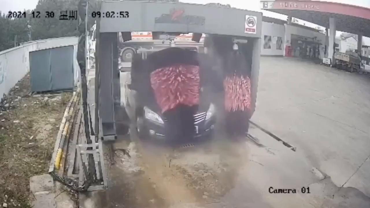 Car wash machine traps vehicle inside then topples over