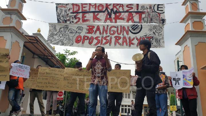 Forum Aktivis di Yogyakarta Gelar Aksi Menolak Lupa Dosa Politik Jokowi ... Forum Aktivis di Yogyakarta Gelar Aksi Menolak Lupa Dosa Politik Jokowi ...