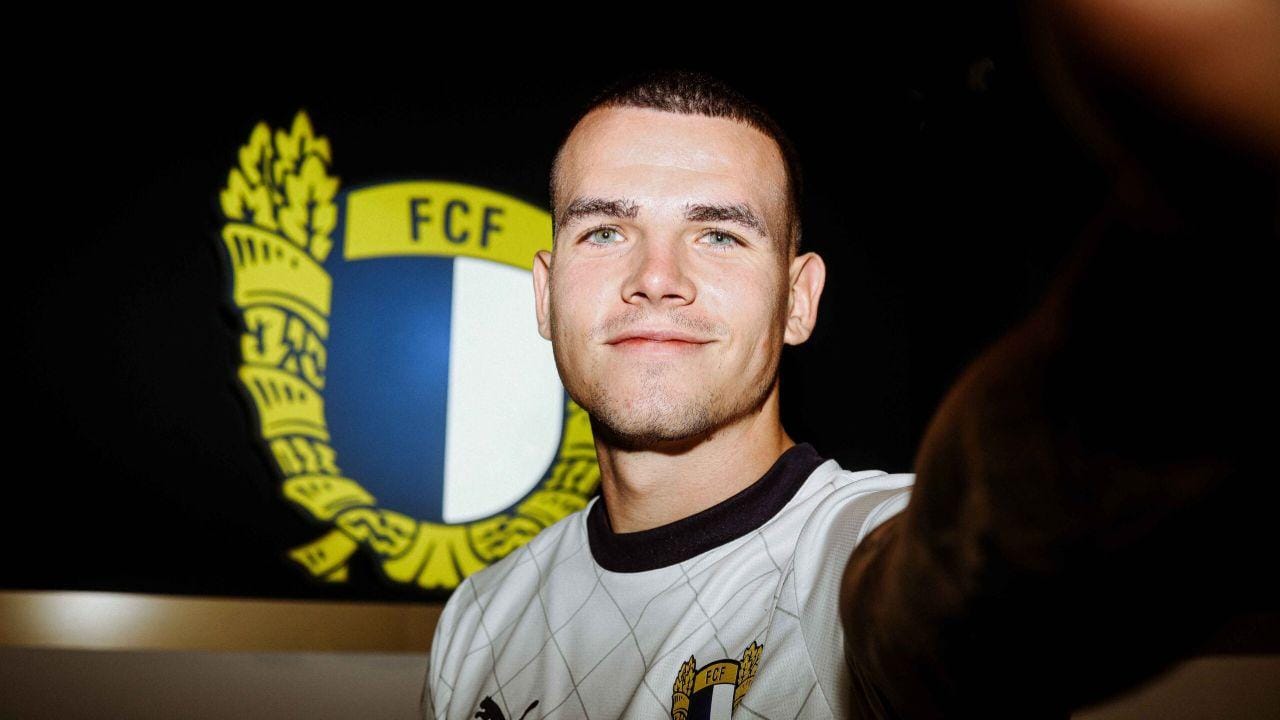 OFICIAL: Václav Sejk reforça o ataque do Famalicão