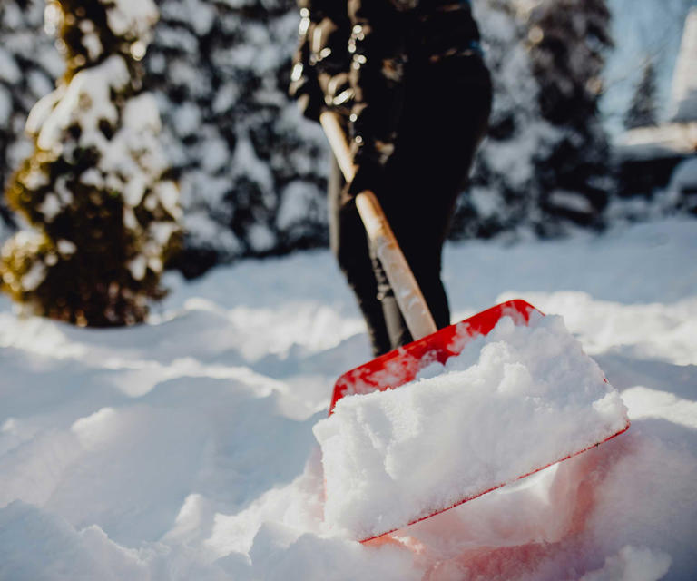 'So much better than a regular snow shovel' – Switch to this angled model