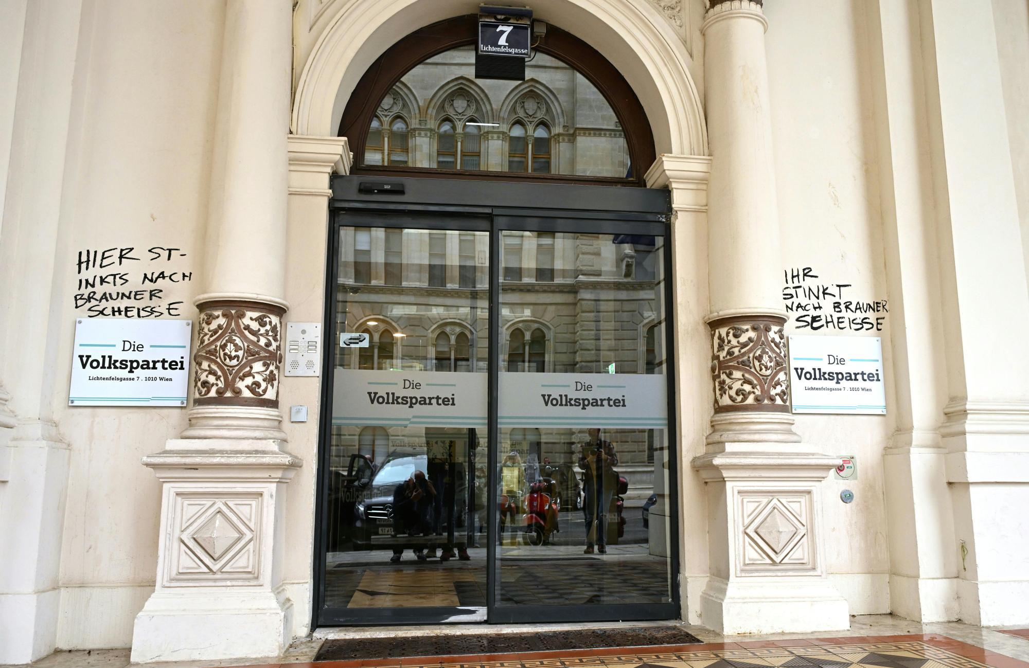 Klimaaktivistin Anja Windl beschmiert ÖVP-Parteizentrale mit Kot