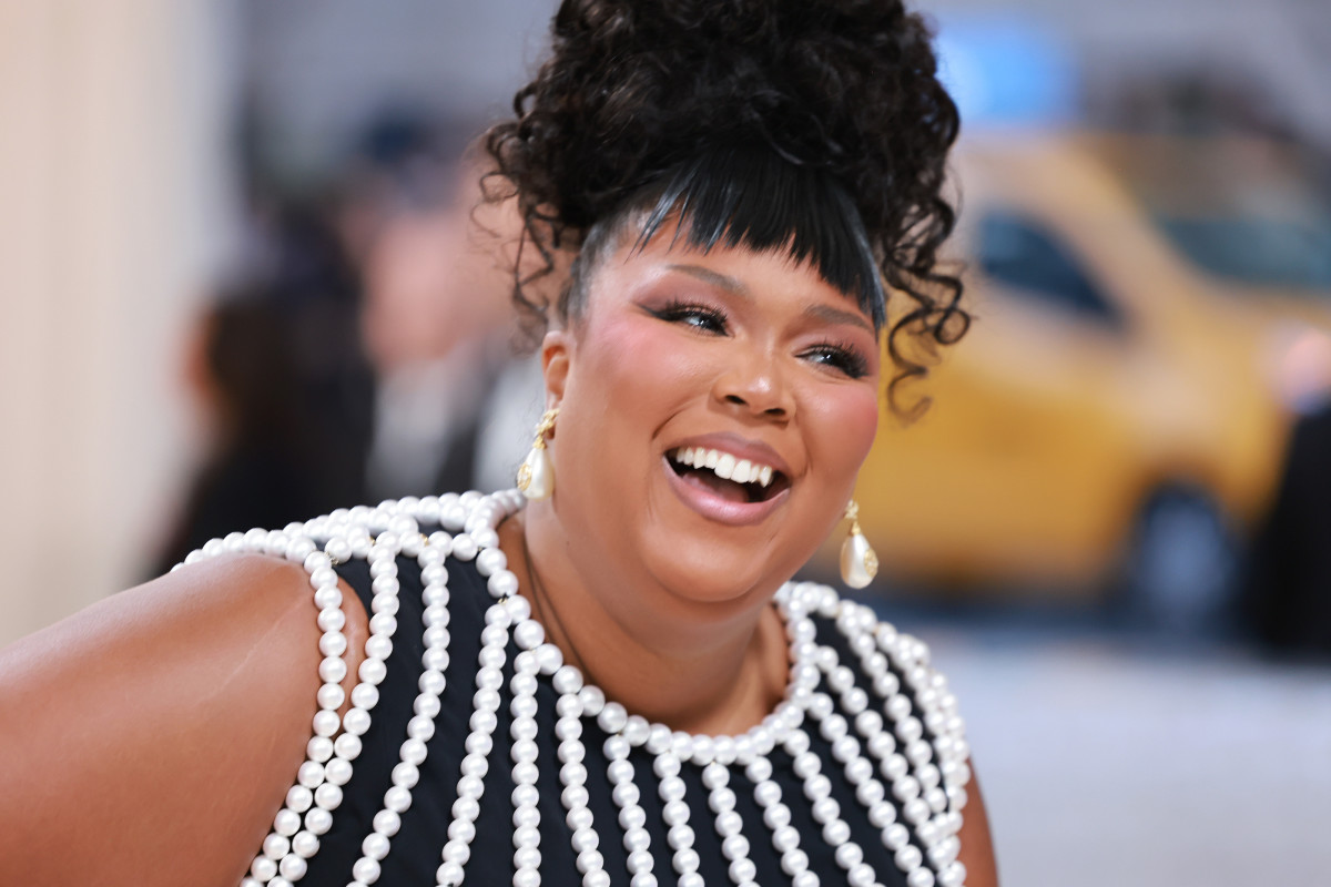Lizzo Fans Beg Her to Share 'All the Tricks' as She Flaunts Weight Loss ...