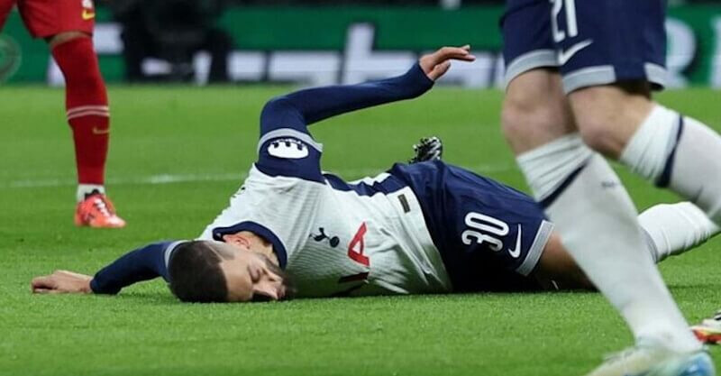 Jogador cai inanimado durante o Tottenham-Liverpool (Vídeo)