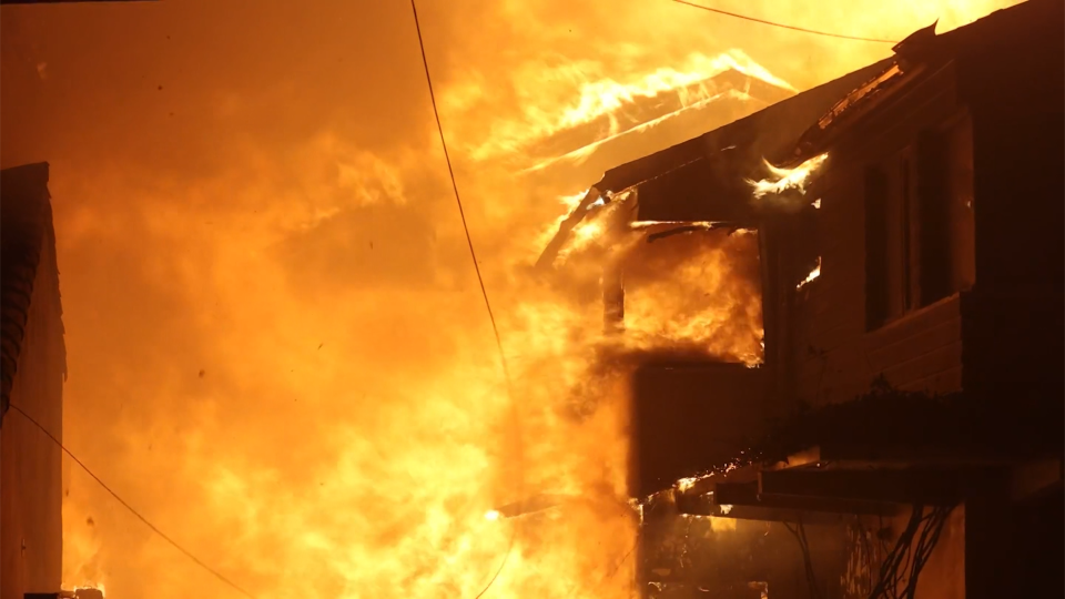 Video shows house burning in Palisades Fire