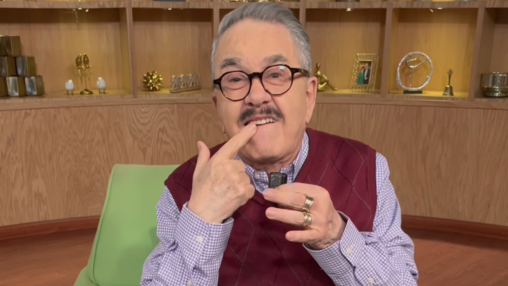 Pedro Sola sufre caída: se rompe un diente y llega con bastón a ...