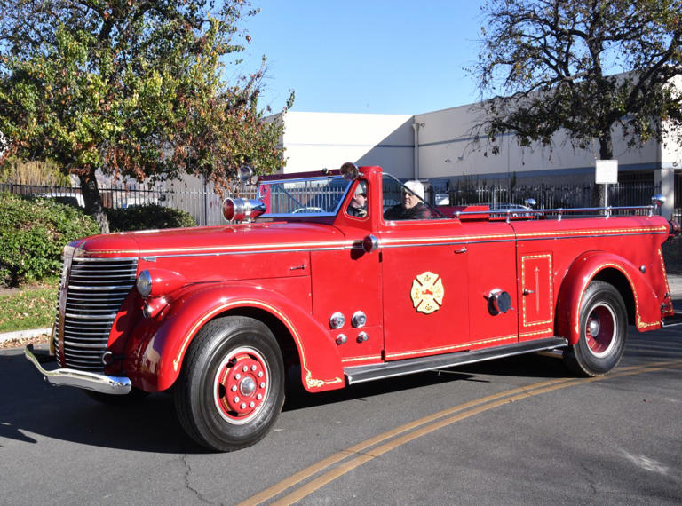 Jay Leno brought his own fire truck to serve food to first responders ...