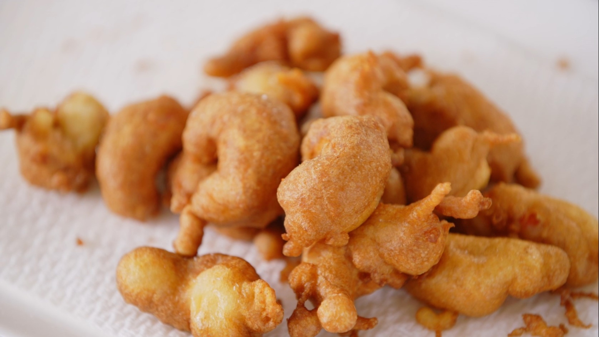 Knuspriges Crawfish-Popcorn mit würzigem Zitronen-Hot-Sauce-Dip