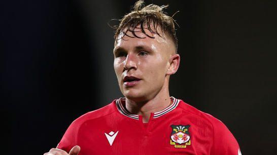 Striker Bickerstaff to stay at Altrincham until end of season