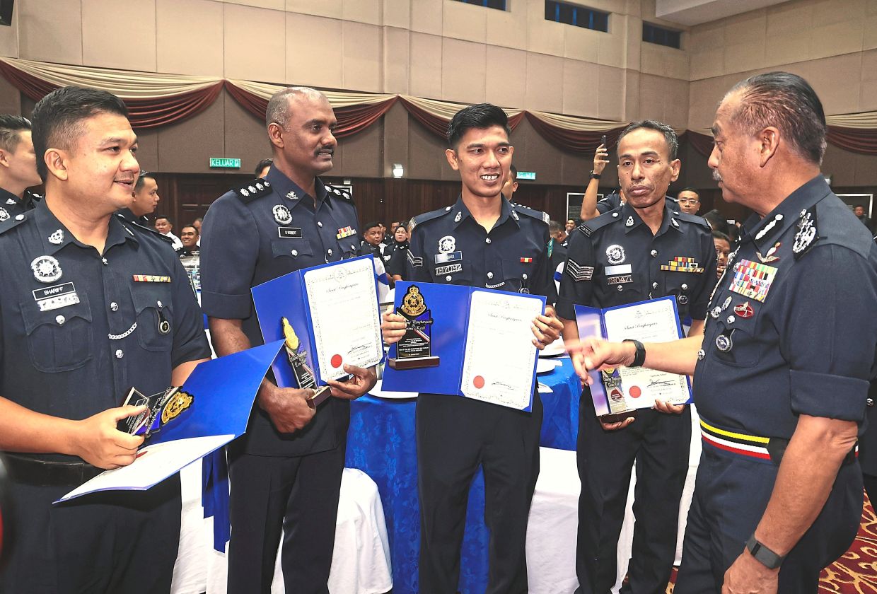 Inspector honoured for rejecting bribe