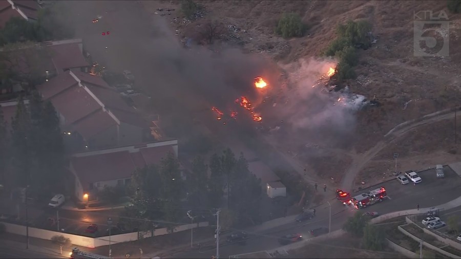 Firefighters quickly contain new brush fire in Los Angeles County