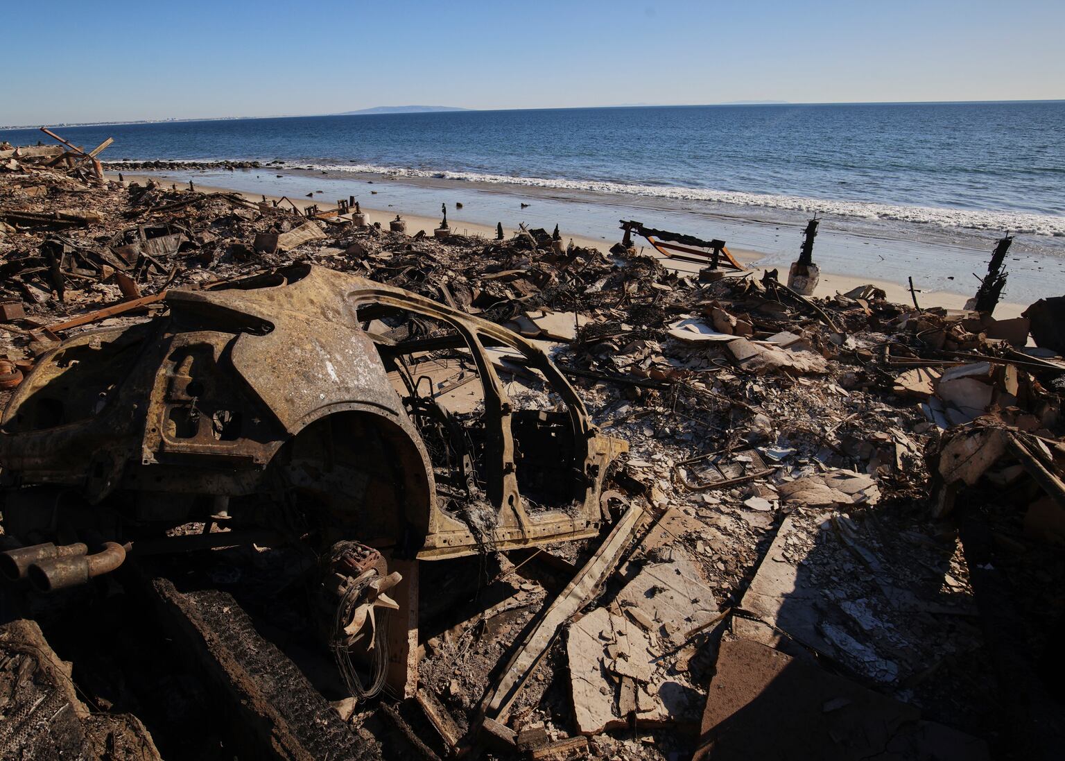 Fresh warnings as death toll from wildfires rises to 25