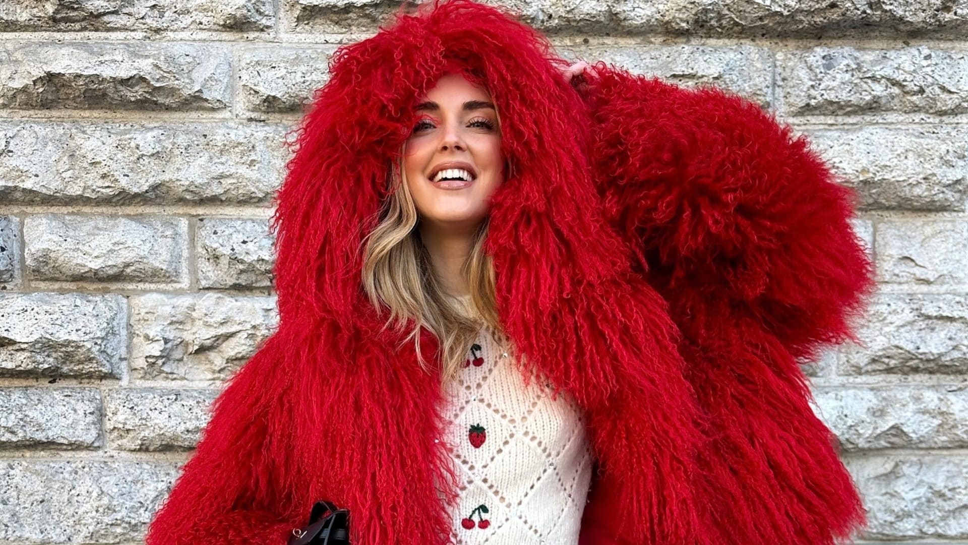 Il look furry di Chiara Ferragni: combatte il freddo con la pelliccia rossa da oltre 2mila euro
