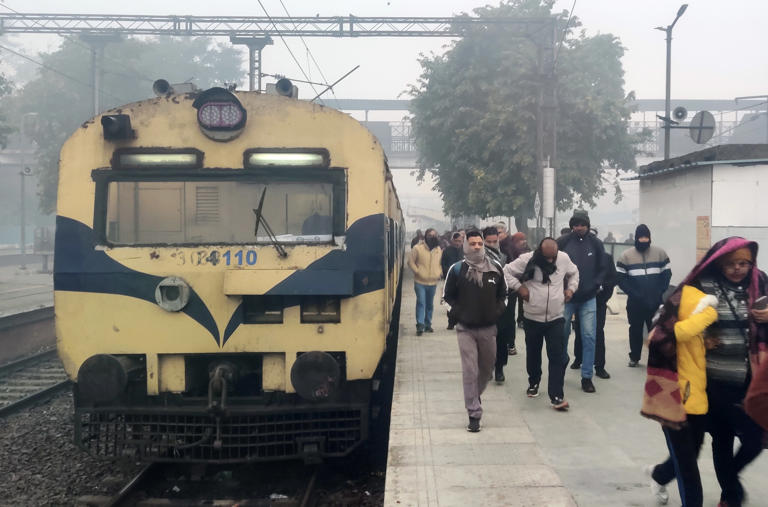 Dense fog shrouds Delhi; flights, trains delayed