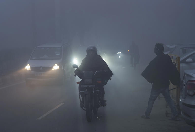 Dense fog shrouds Delhi; flights, trains delayed