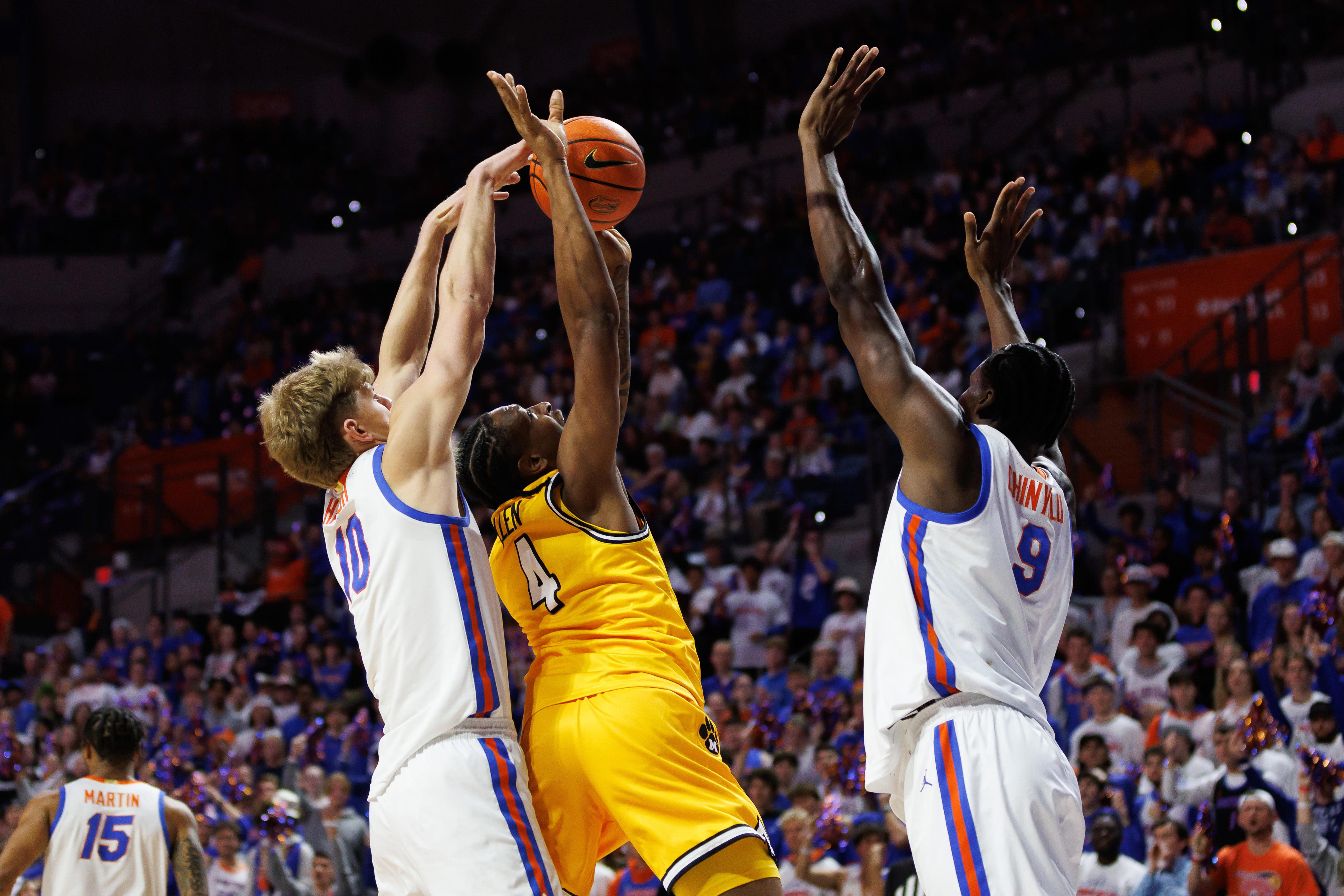 No. 4 Florida basketball fails to handle lofty ranking in home upset ...
