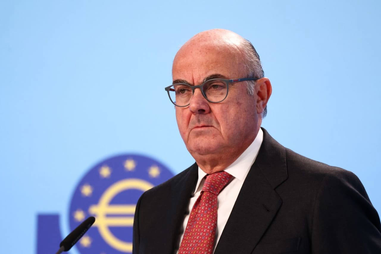 ECB Sees Risks Shifting to Low Growth From High Inflation, Says De Guindos ECB Sees Risks Shifting to Low Growth From High Inflation, Says De Guindos