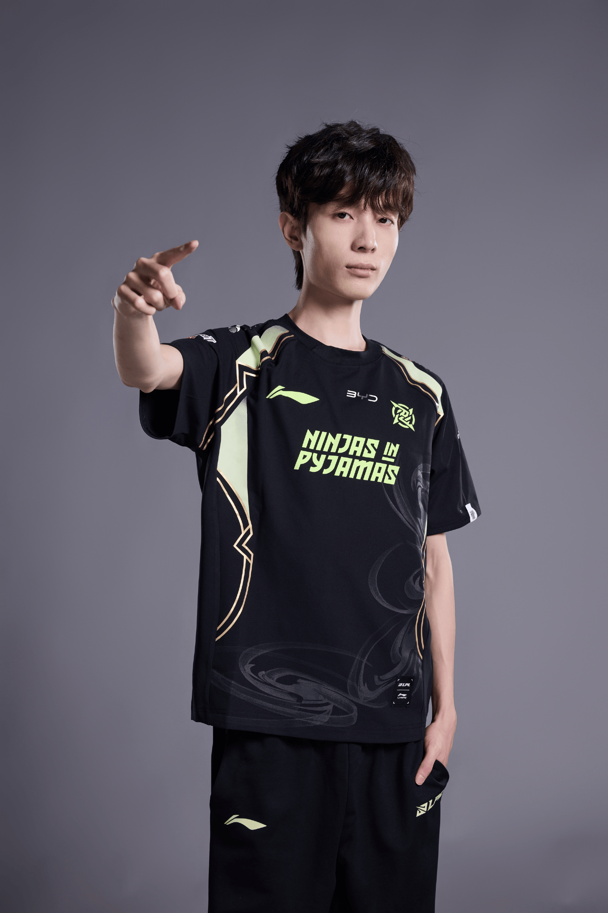 NIP发布选手定妆照：来！听口令，伸出你的小爪爪