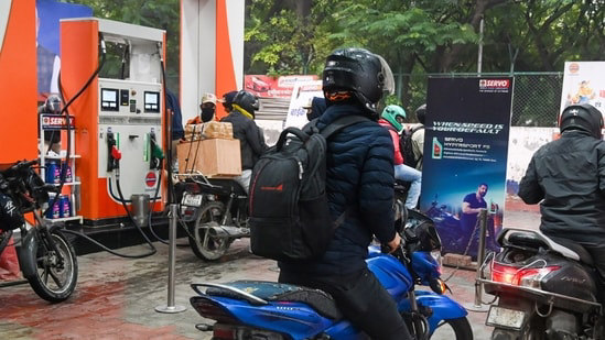 Furious over ‘no helmet, no fuel’ rule, lineman cuts UP petrol pump's power Furious over ‘no helmet, no fuel’ rule, lineman cuts UP petrol pump's power