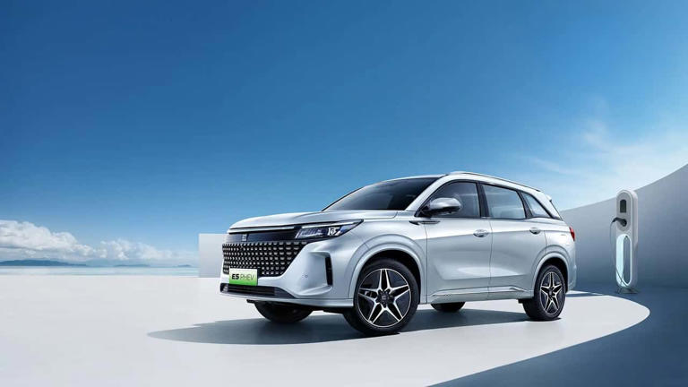 DFSK E5 PHEV, arriva in Italia il SUV cinese ibrido plug-in