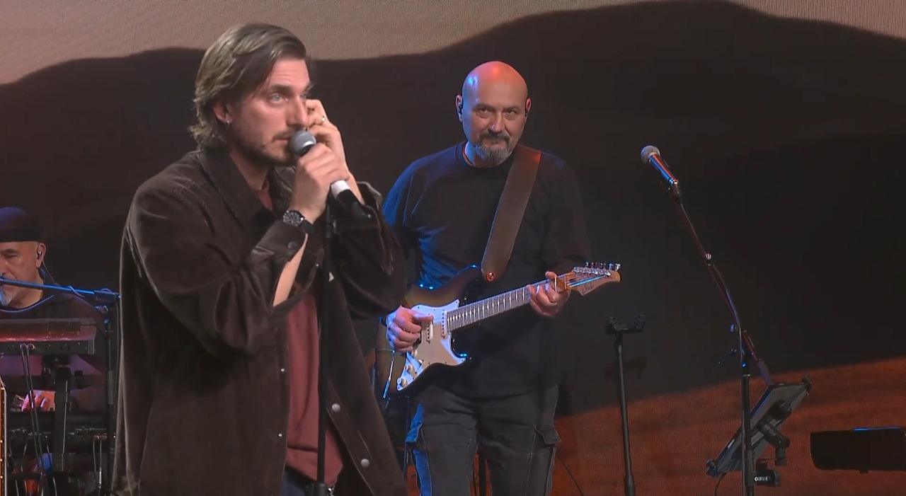 Luca Marinelli canta “The Ghost of Tom Joad” di Bruce Springsteen a ...