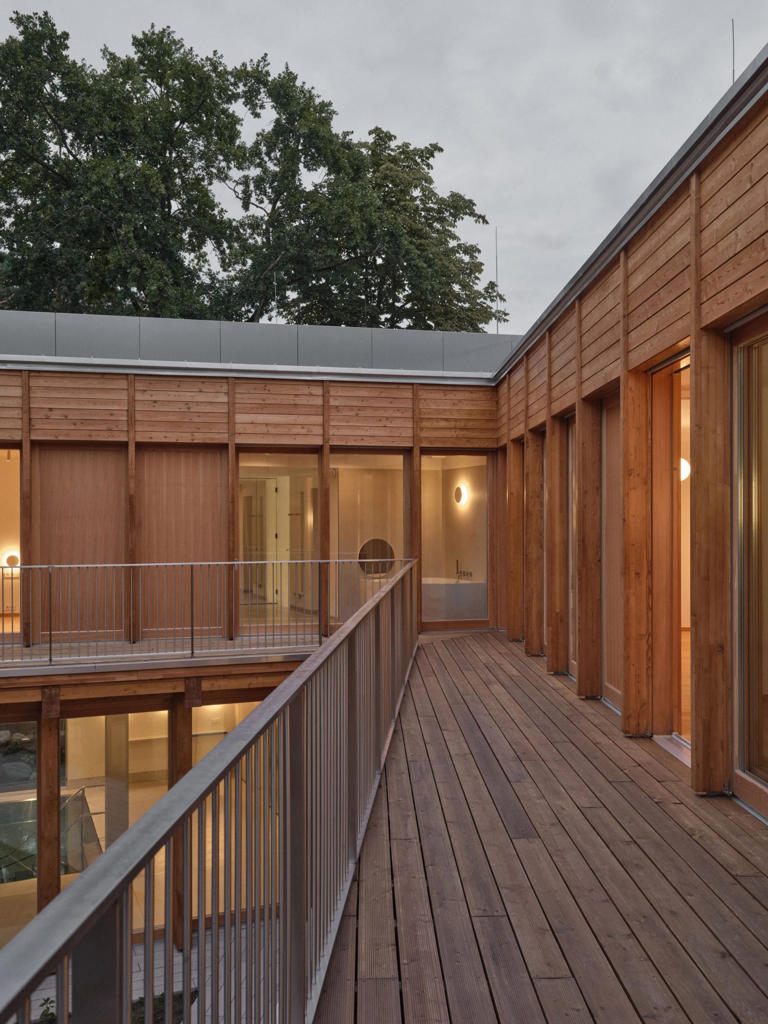 Ewa Kaszuba frames villa in Polish spa town with larch veranda