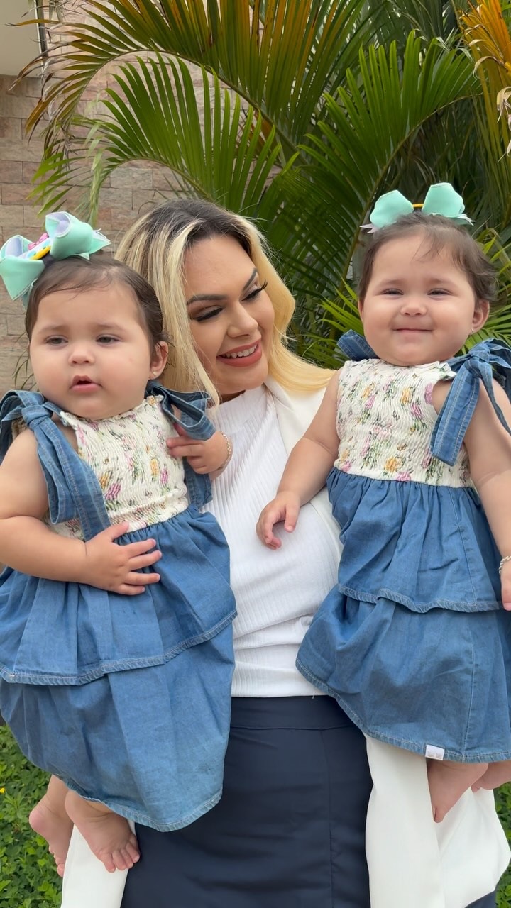 Mãe de gêmeas idênticas se confunde e leva filha errada ao médico