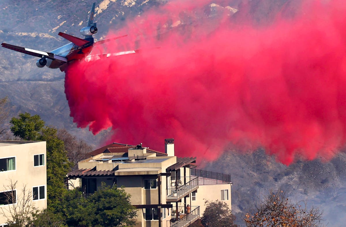 C'est quoi cette substance rose larguée sur les incendies?