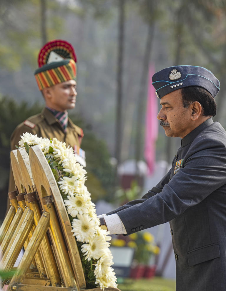 Eastern Army commander lays wreath at Vijay Smarak on Army Day