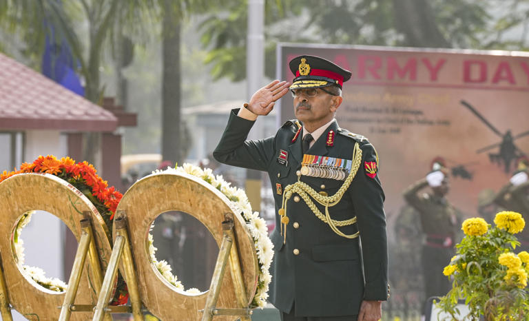 Eastern Army commander lays wreath at Vijay Smarak on Army Day