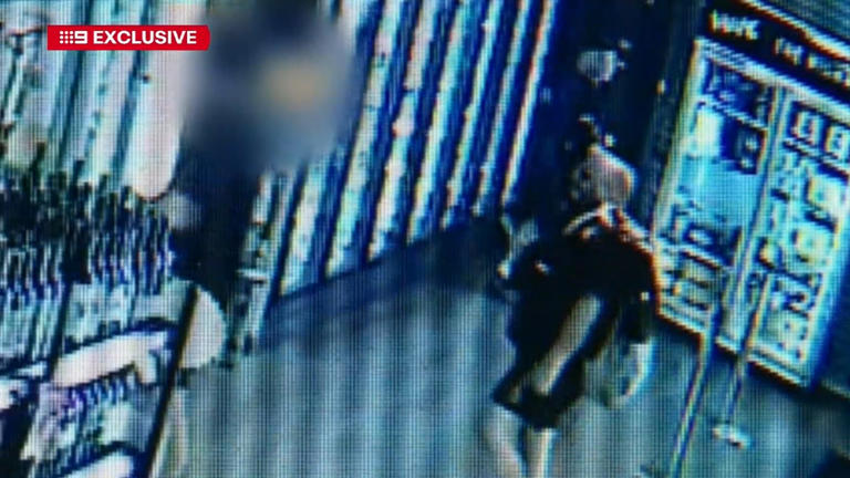 Adelaide bottle shop staff assaulted in brazen 'grab and go' robbery
