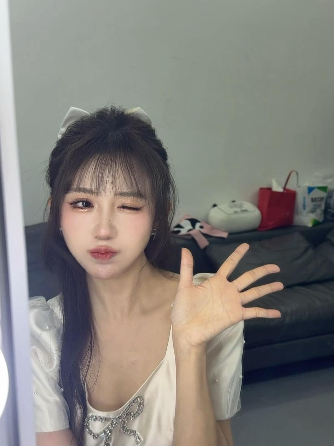 LPL主持BaoBao晒照：新赛季第一班，也是回归LPL整整两周年