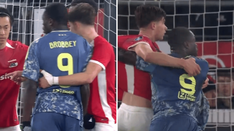 Oranje nieuws: Ajax-speler Brian Brobbey grijpt Wouter Goes AZ bij ...