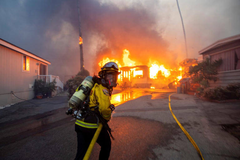 LAFD bosses sent just 5 fire engines to Palisades Fire — while holding ...
