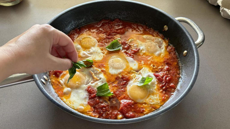 Uova al purgatorio: la ricetta del secondo piatto napoletano facile e ...