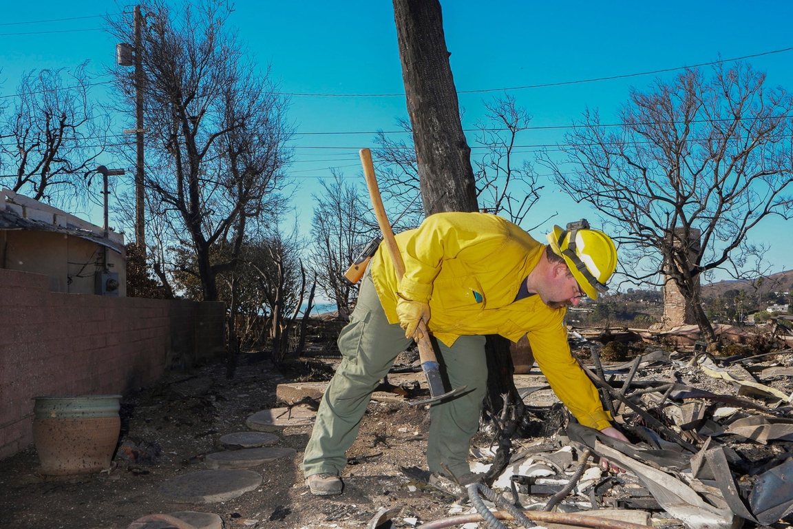 Heartbreaking photos show Palisades Fire recovery efforts around ...