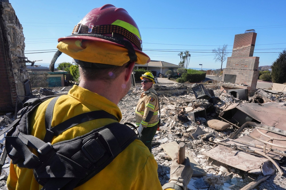 Heartbreaking photos show Palisades Fire recovery efforts around ...