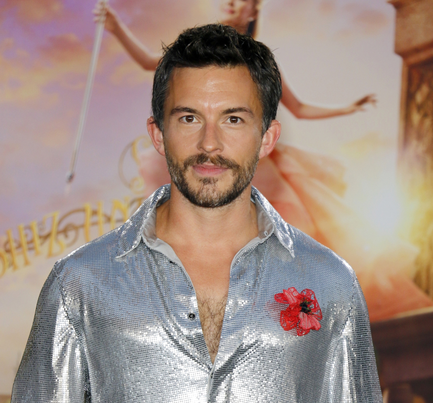 Jonathan Bailey sizzles as he takes on ‘Jurassic’ dinosaurs ...