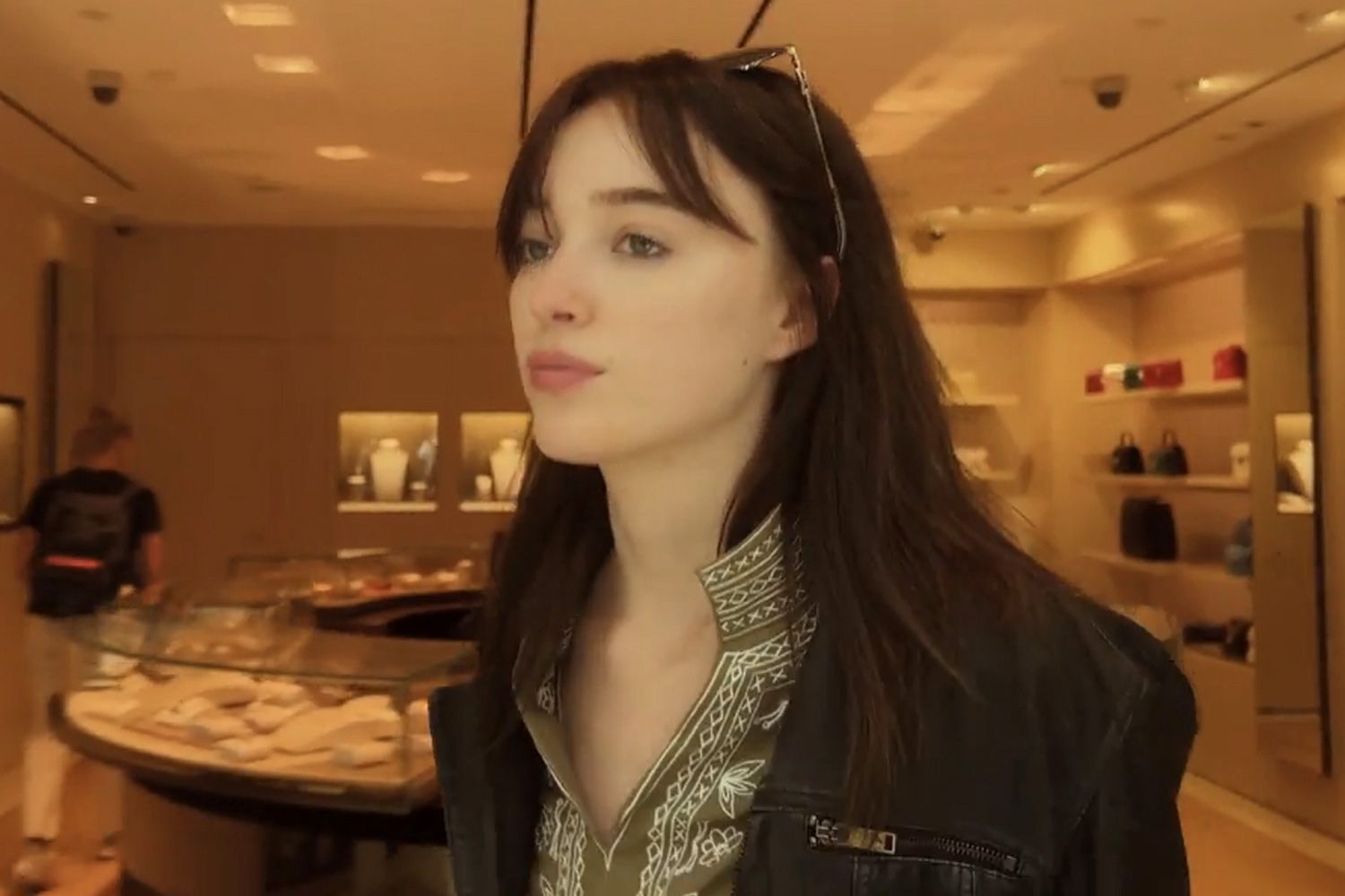 Watch Phoebe Dynevor commit a real-life theft for new espionage ...