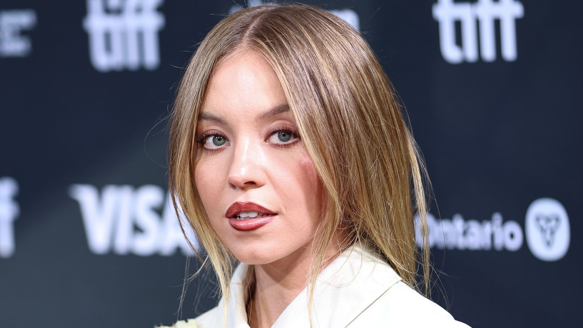 Sydney Sweeney dazzles in elegant mini-dress and sheer tights as she ...