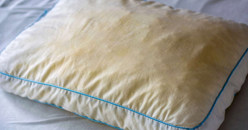 How to Clean Yellowed Pillows: 3 Simple Methods and Cheap Methods How to Clean Yellowed Pillows: 3 Simple Methods and Cheap Methods