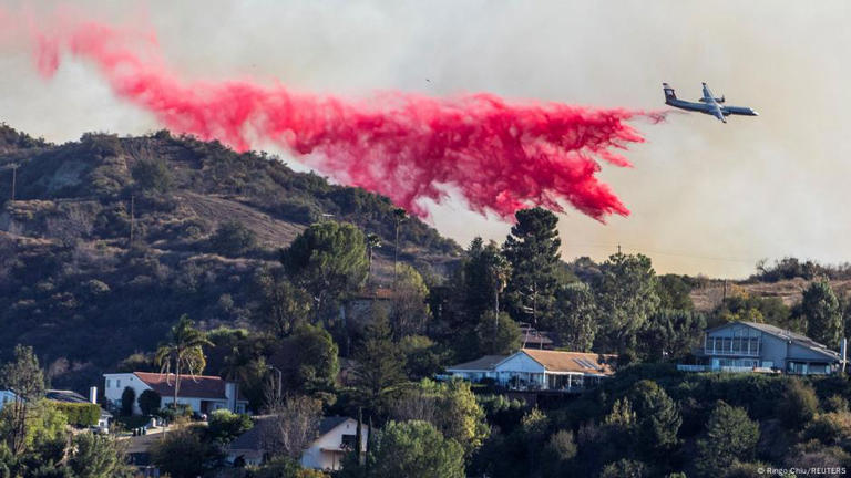 Fire in L.A.: How does the pink fire retardant work?
