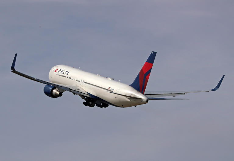 United And Delta Flights Have Near Midair Collision Scare Over Arizona