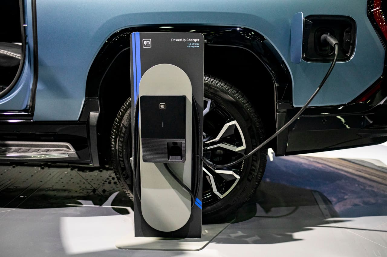 GM Invests In EV Batteries. Lower Costs Are Key for Buyers.