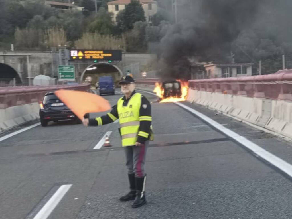 Furgone in fiamme sull’autostrada A12 tra Nervi e Genova Est Furgone in fiamme sull’autostrada A12 tra Nervi e Genova Est