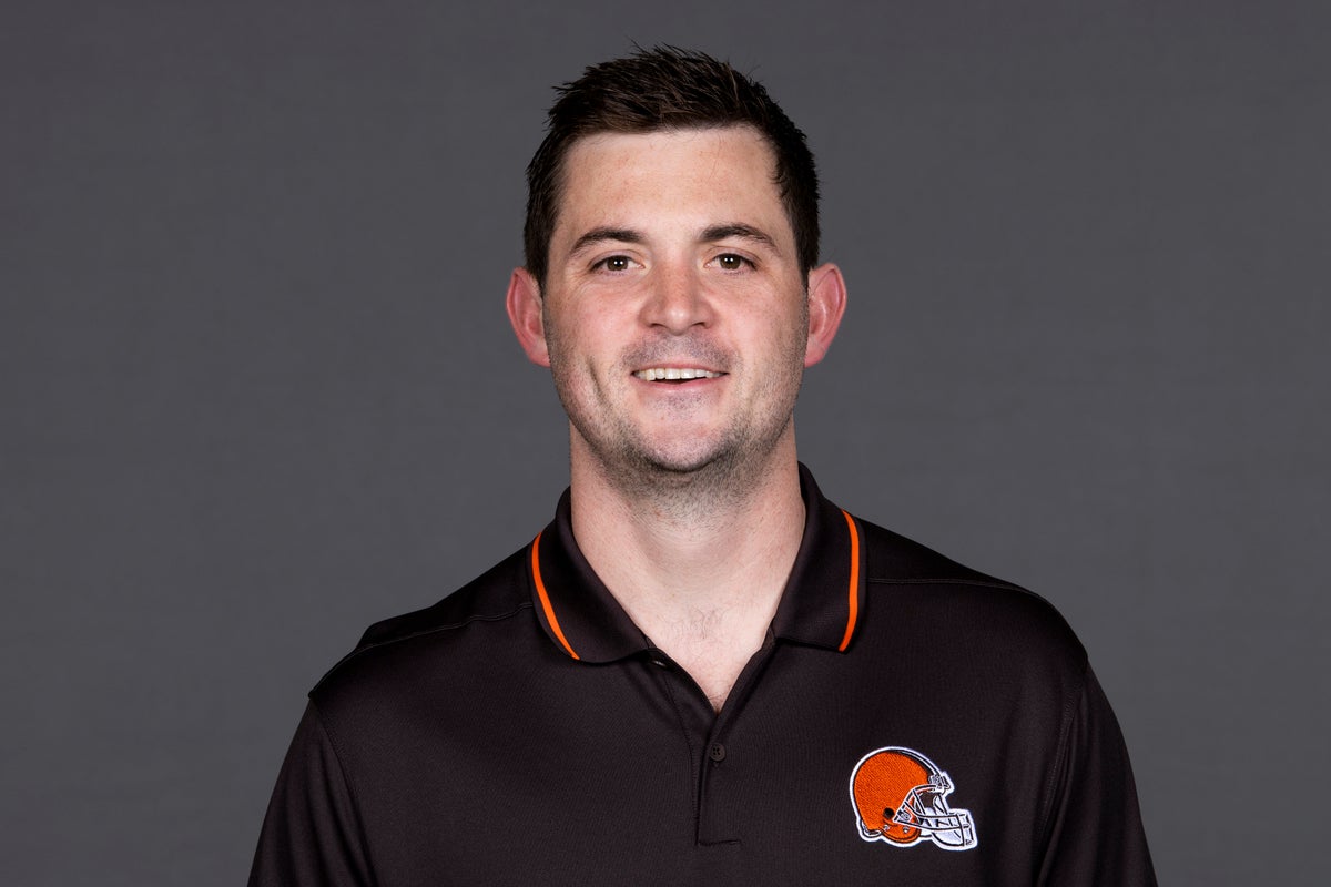 Browns nombran a Tommy Rees coordinador ofensivo; fue QB de Notre Dame